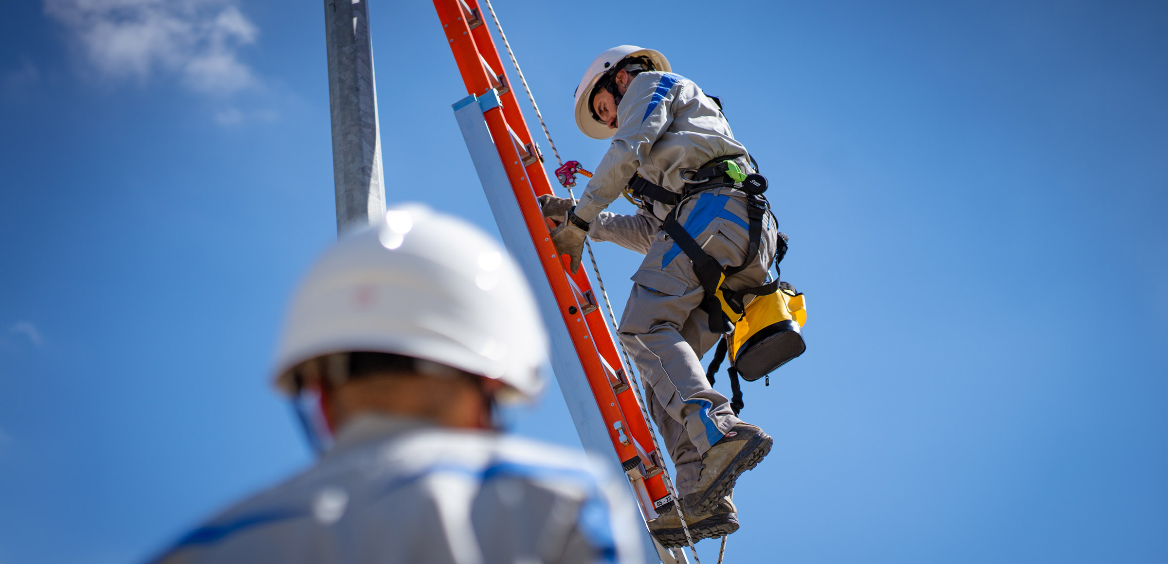 Electrical grid maintenance with the extension ladder | Open Innovability